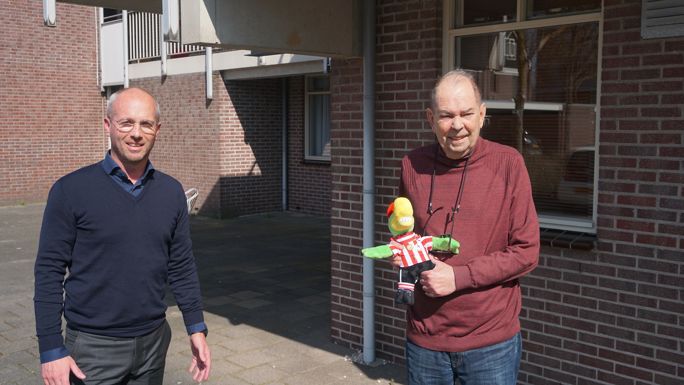 Manfred Laros bezorgt gouden insignes bij jubilerende leden: 'Rood-Wit ...