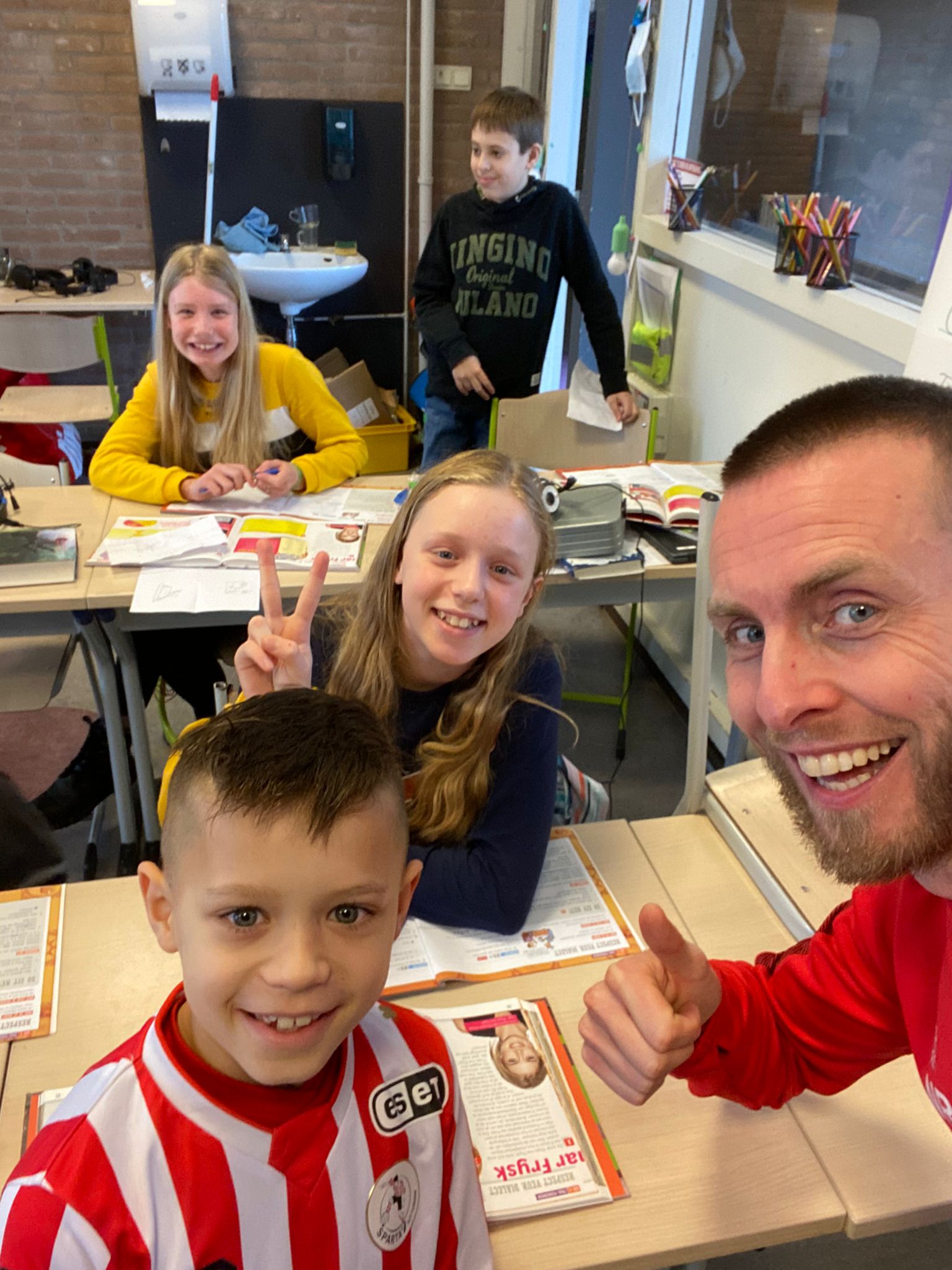 Nathan Rutjes op bezoek bij scholen jeugdspelers - Sparta Rotterdam ...