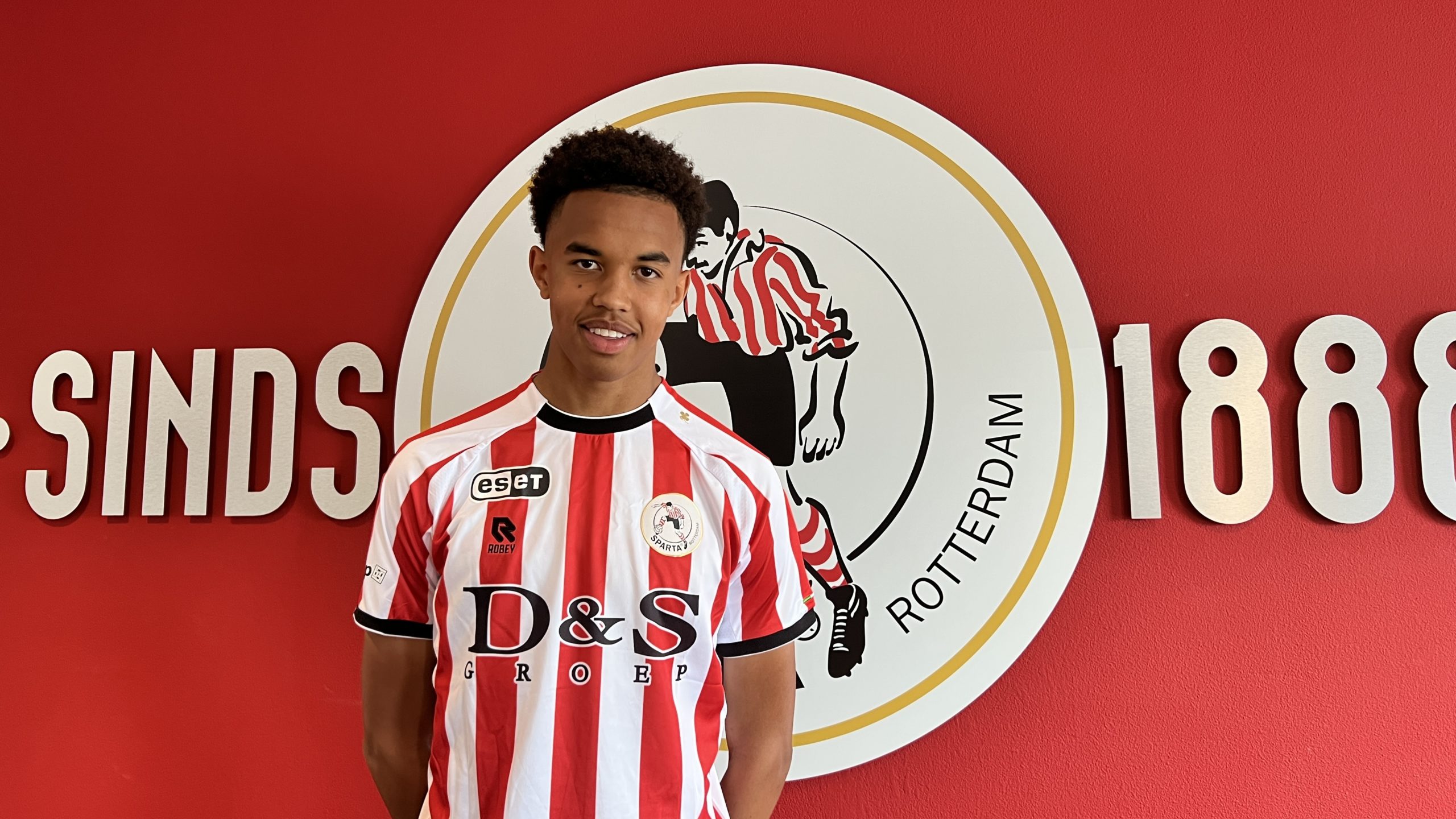 Jesse Bal na ondertekenen eerste profcontract: 'Mooie dag voor mij en ...