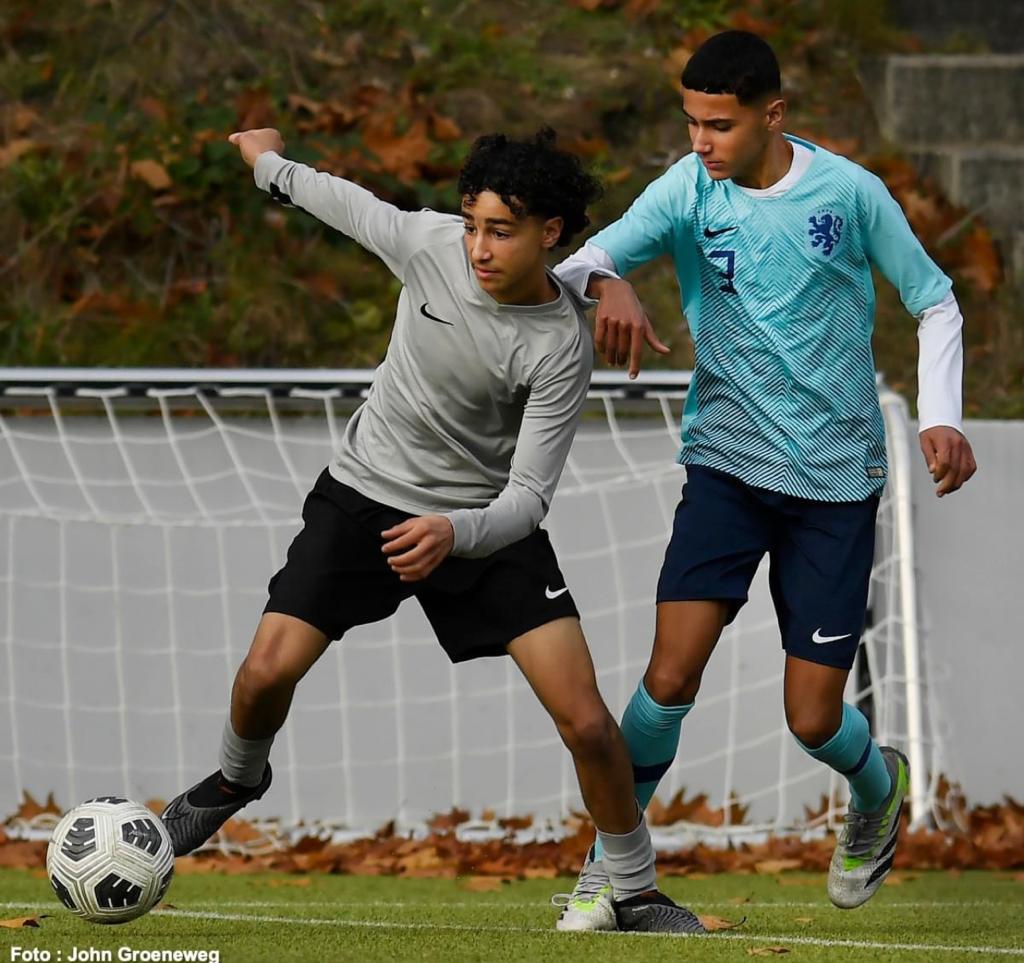 Marouane Bentaleb en Ghalil Bousnane komen in actie tijdens stagedag KNVB O15 - Sparta Rotterdam ...